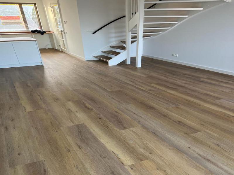 Dark Oak op de vloer en trappen